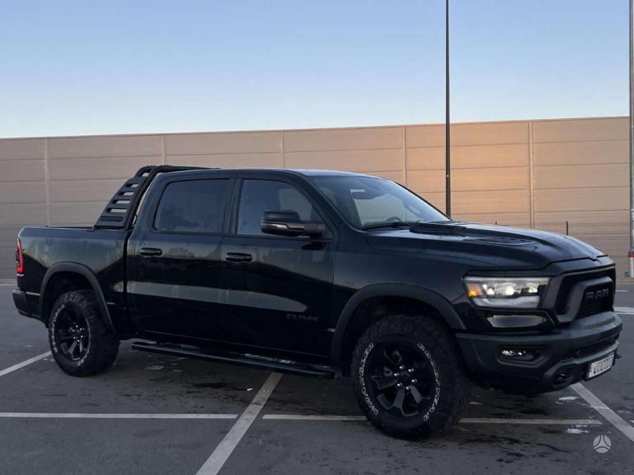 Black Dodge RAM 2024 in Kaunas, with an engine capacity of 5.70 L and mileage of 12 thousand km for 54999 €, photo 8 on AUTOMOTO.COM.LV