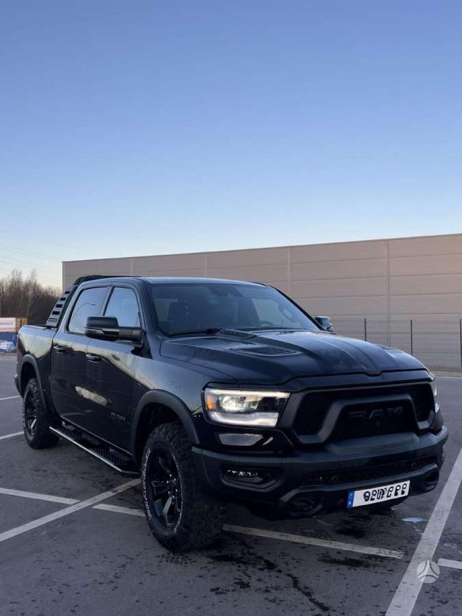 Black Dodge RAM 2024 in Kaunas, with an engine capacity of 5.70 L and mileage of 12 thousand km for 54999 €, photo 15 on AUTOMOTO.COM.LV