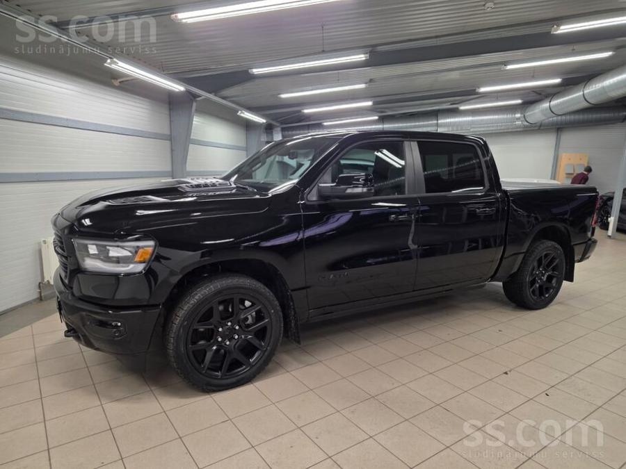 Melns Dodge RAM 2024 Rīga, ar dzinēja tilpumu 5.70 L un nobraukumu 30 tūkst. km par 69000 €, foto 1 vietnē AUTOMOTO.COM.LV