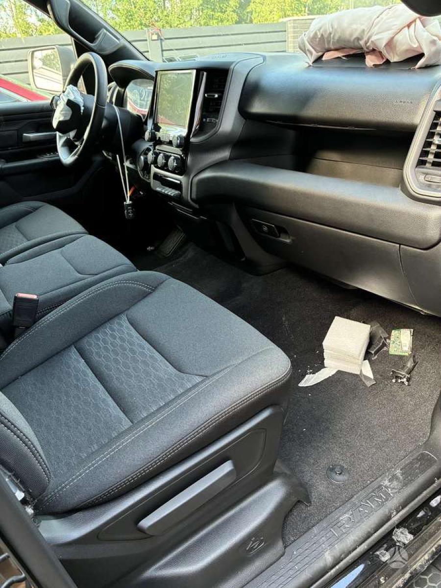 Black Dodge RAM 2025 in Plunge, with an engine capacity of 3.00 L and mileage of 19 thousand km for 14400 €, photo 12 on AUTOMOTO.COM.LV