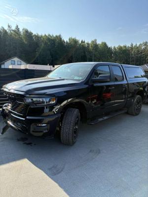 Melns Dodge RAM 2025 Plungė, ar dzinēja tilpumu 3.00 L un nobraukumu 19 tūkst. km par 14777 €, foto  vietnē AUTOMOTO.COM.LV