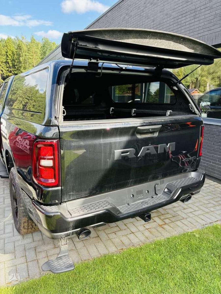 Melns Dodge RAM 2025 Plungė, ar dzinēja tilpumu 3.00 L un nobraukumu 19 tūkst. km par 14777 €, foto 19 vietnē AUTOMOTO.COM.LV