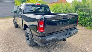 Melns Dodge RAM 2025 Ukmergė, ar dzinēja tilpumu 3.60 L un nobraukumu 42 tūkst. km par 23999 €, foto  vietnē AUTOMOTO.COM.LV