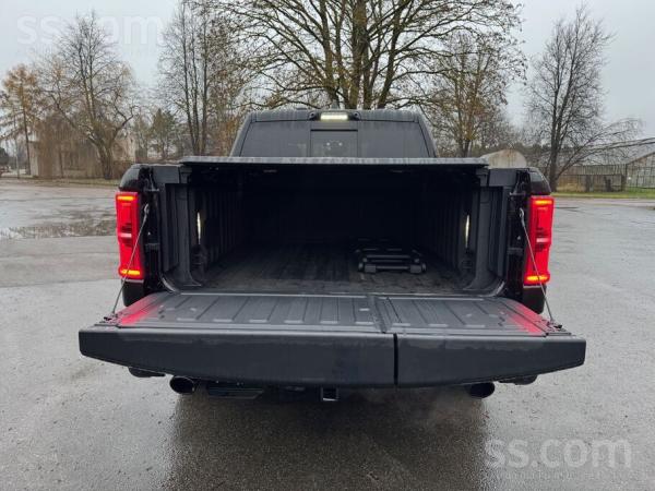 Black Dodge RAM 2025 in Ogre, with an engine capacity of 3.00 L and mileage of 6 thousand km for 85000 €, photo 9 on AUTOMOTO.COM.LV