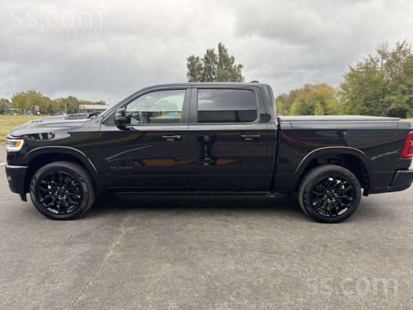 Melns Dodge RAM 2025 Ogre, ar dzinēja tilpumu 3.00 L un nobraukumu 7 tūkst. km par 85000 €, foto 3 vietnē AUTOMOTO.COM.LV