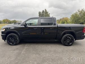 Melns Dodge RAM 2025 Ogre, ar dzinēja tilpumu 3.00 L un nobraukumu 7 tūkst. km par 85000 €, foto 3 vietnē AUTOMOTO.COM.LV
