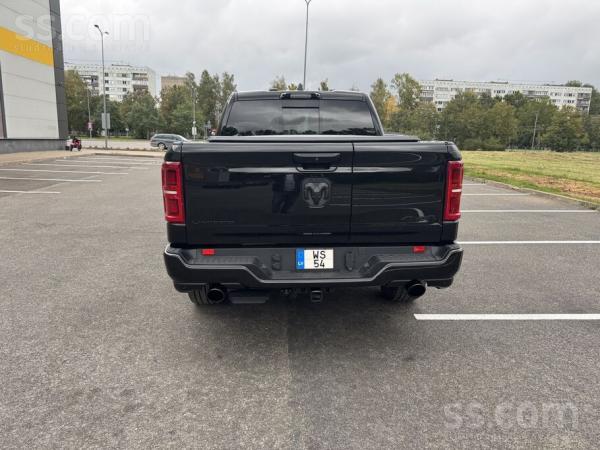 Melns Dodge RAM 2025 Ogre, ar dzinēja tilpumu 3.00 L un nobraukumu 7 tūkst. km par 85000 €, foto 5 vietnē AUTOMOTO.COM.LV