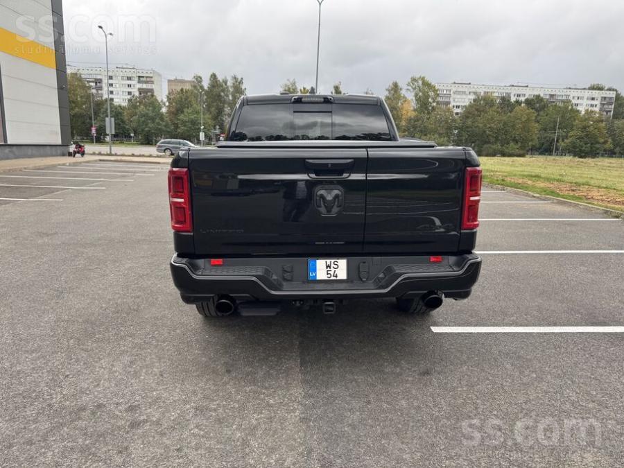 Melns Dodge RAM 2025 Ogre, ar dzinēja tilpumu 3.00 L un nobraukumu 7 tūkst. km par 85000 €, foto 5 vietnē AUTOMOTO.COM.LV