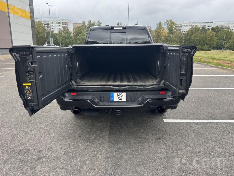 Melns Dodge RAM 2025 Ogre, ar dzinēja tilpumu 3.00 L un nobraukumu 7 tūkst. km par 85000 €, foto 6 vietnē AUTOMOTO.COM.LV