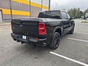 Melns Dodge RAM 2025 Ogre, ar dzinēja tilpumu 3.00 L un nobraukumu 7 tūkst. km par 85000 €, foto 7 vietnē AUTOMOTO.COM.LV