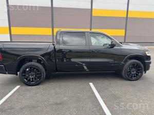Melns Dodge RAM 2025 Ogre, ar dzinēja tilpumu 3.00 L un nobraukumu 7 tūkst. km par 85000 €, foto 8 vietnē AUTOMOTO.COM.LV