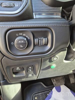 Melns Dodge RAM 2020 Tukums, ar dzinēja tilpumu 5.70 L un nobraukumu 181 tūkst. km par 37900 €, foto 21 vietnē AUTOMOTO.COM.LV