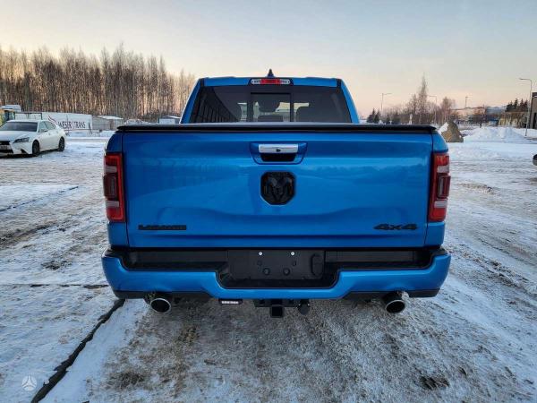 Zils Dodge RAM 2022 Šauļi, ar dzinēja tilpumu 5.70 L un nobraukumu 88 tūkst. km par 40450 €, foto 5 vietnē AUTOMOTO.COM.LV