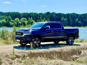 Blue Dodge RAM 2022 in Kaunas, with an engine capacity of 5.70 L and mileage of 77 thousand km for 46000 €, photo  on AUTOMOTO.COM.LV