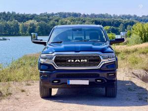 Blue Dodge RAM 2022 in Kaunas, with an engine capacity of 5.70 L and mileage of 77 thousand km for 46000 €, photo 4 on AUTOMOTO.COM.LV