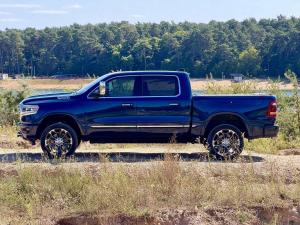 Blue Dodge RAM 2022 in Kaunas, with an engine capacity of 5.70 L and mileage of 77 thousand km for 46000 €, photo 5 on AUTOMOTO.COM.LV