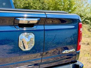 Blue Dodge RAM 2022 in Kaunas, with an engine capacity of 5.70 L and mileage of 77 thousand km for 46000 €, photo 6 on AUTOMOTO.COM.LV