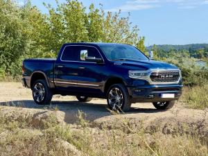 Blue Dodge RAM 2022 in Kaunas, with an engine capacity of 5.70 L and mileage of 77 thousand km for 46000 €, photo 9 on AUTOMOTO.COM.LV