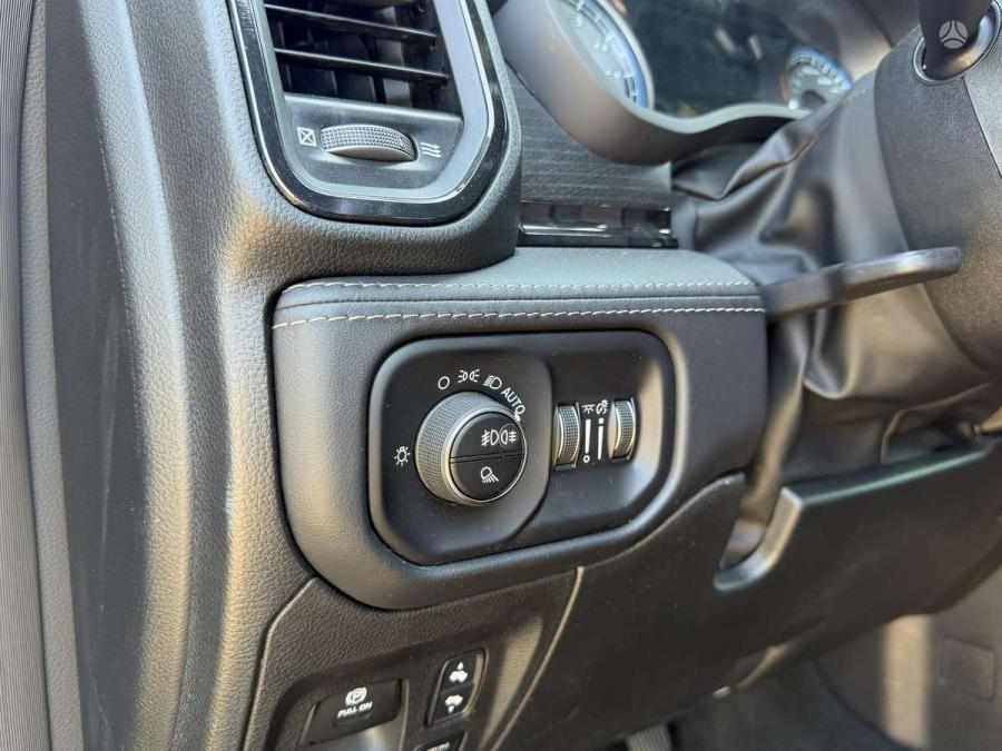 Blue Dodge RAM 2022 in Kaunas, with an engine capacity of 5.70 L and mileage of 77 thousand km for 46000 €, photo 16 on AUTOMOTO.COM.LV