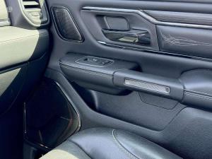 Blue Dodge RAM 2022 in Kaunas, with an engine capacity of 5.70 L and mileage of 77 thousand km for 46000 €, photo 19 on AUTOMOTO.COM.LV