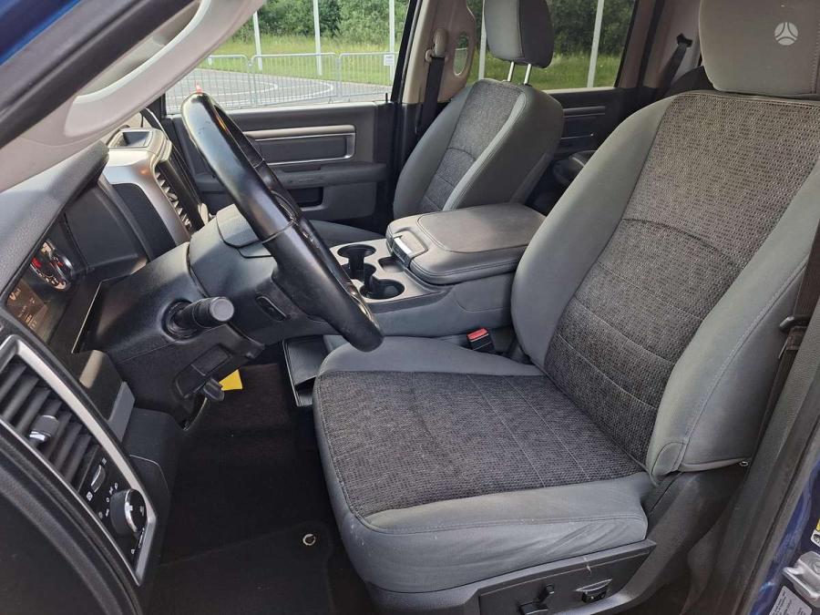 Blue Dodge RAM 2017 in Siauliai, with an engine capacity of 5.65 L and mileage of 185 thousand km for 9900 €, photo 9 on AUTOMOTO.COM.LV