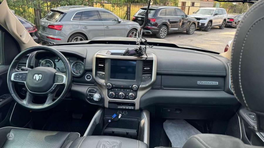 Blue Dodge RAM 2021 in Ukmerge, with an engine capacity of 5.70 L and mileage of 70 thousand km for 22499 €, photo 8 on AUTOMOTO.COM.LV