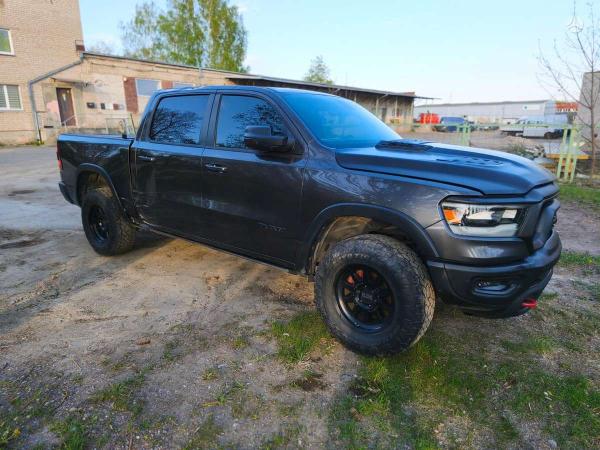 Grey Dodge RAM 2020 in Siauliai, with an engine capacity of 5.70 L and mileage of 58 thousand km for 15609 €, photo 2 on AUTOMOTO.COM.LV