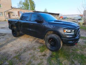 Grey Dodge RAM 2020 in Siauliai, with an engine capacity of 5.70 L and mileage of 58 thousand km for 15609 €, photo 3 on AUTOMOTO.COM.LV