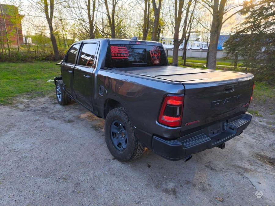 Grey Dodge RAM 2020 in Siauliai, with an engine capacity of 5.70 L and mileage of 58 thousand km for 15609 €, photo 4 on AUTOMOTO.COM.LV
