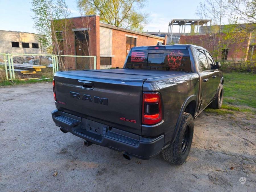 Grey Dodge RAM 2020 in Siauliai, with an engine capacity of 5.70 L and mileage of 58 thousand km for 15609 €, photo 5 on AUTOMOTO.COM.LV