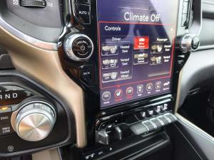 Grey Dodge RAM 2020 in Siauliai, with an engine capacity of 5.70 L and mileage of 58 thousand km for 15609 €, photo 7 on AUTOMOTO.COM.LV