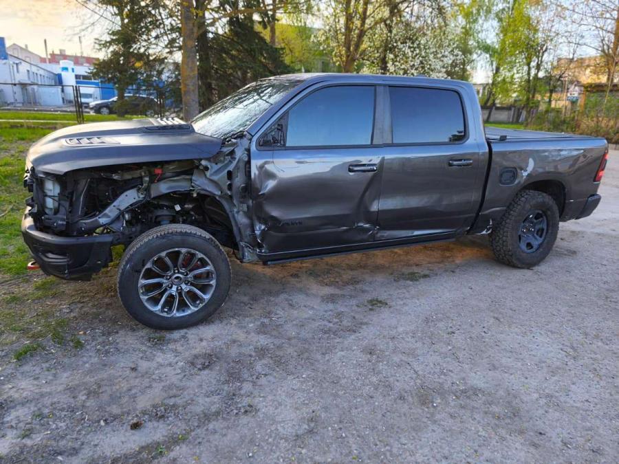 Grey Dodge RAM 2020 in Siauliai, with an engine capacity of 5.70 L and mileage of 58 thousand km for 15609 €, photo 11 on AUTOMOTO.COM.LV