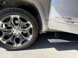 Grey Dodge RAM 2020 in Klaipeda, with an engine capacity of 5.70 L and mileage of 118 thousand km for 44000 €, photo 6 on AUTOMOTO.COM.LV
