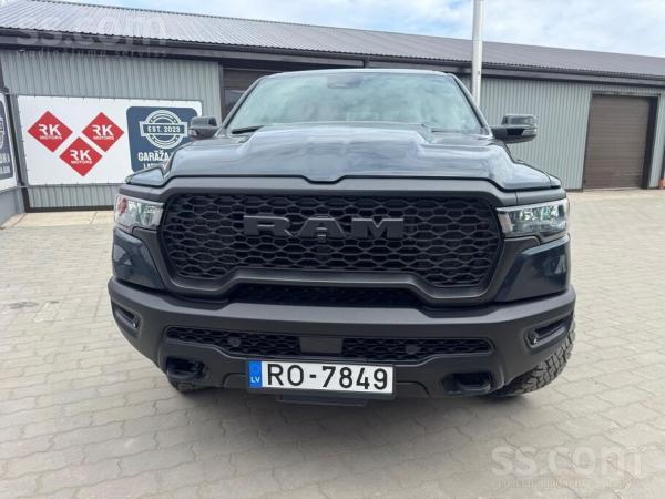 Pelēks Dodge RAM 2025 Jelgava, ar dzinēja tilpumu 3.00 L un nobraukumu 10 tūkst. km par 77440 €, foto 1 vietnē AUTOMOTO.COM.LV