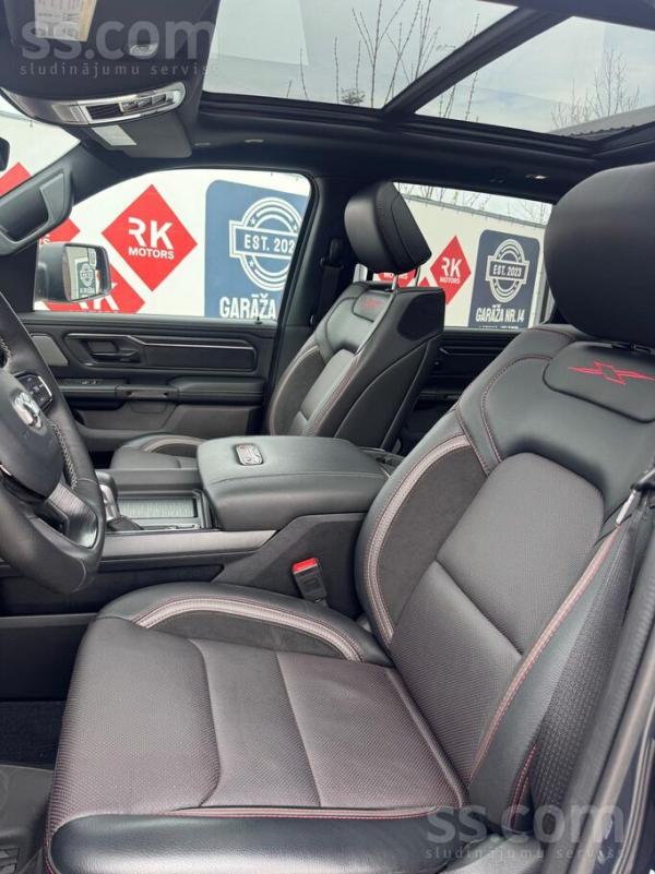 Pelēks Dodge RAM 2025 Jelgava, ar dzinēja tilpumu 3.00 L un nobraukumu 10 tūkst. km par 77440 €, foto 3 vietnē AUTOMOTO.COM.LV