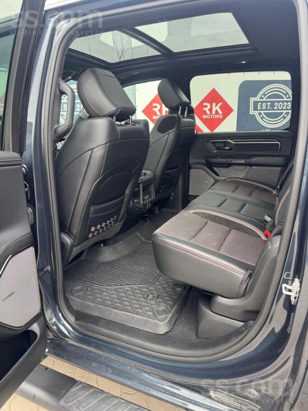 Pelēks Dodge RAM 2025 Jelgava, ar dzinēja tilpumu 3.00 L un nobraukumu 10 tūkst. km par 77440 €, foto 4 vietnē AUTOMOTO.COM.LV