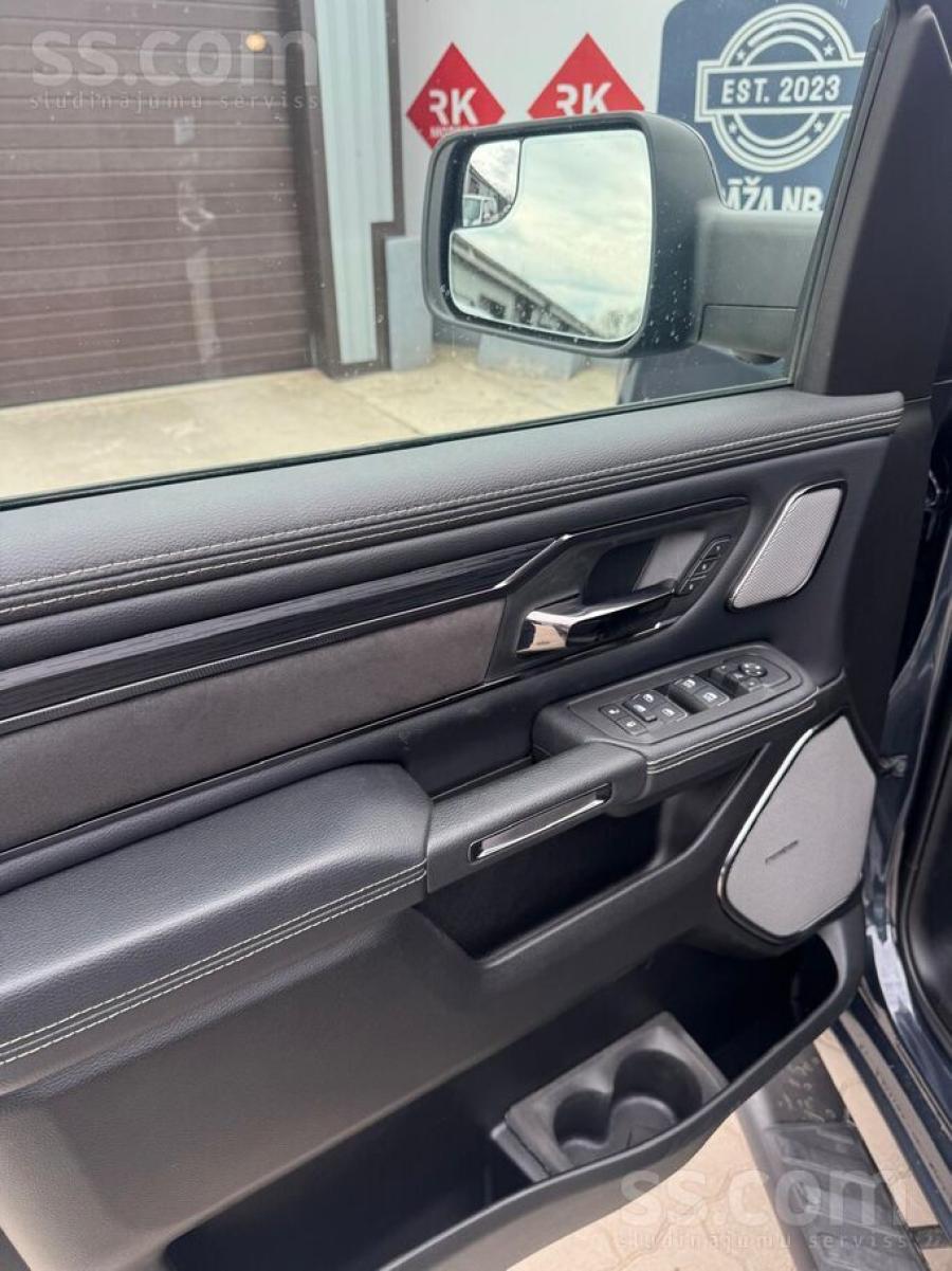 Pelēks Dodge RAM 2025 Jelgava, ar dzinēja tilpumu 3.00 L un nobraukumu 10 tūkst. km par 77440 €, foto 7 vietnē AUTOMOTO.COM.LV