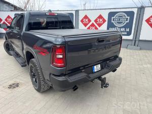 Pelēks Dodge RAM 2025 Jelgava, ar dzinēja tilpumu 3.00 L un nobraukumu 10 tūkst. km par 77440 €, foto 14 vietnē AUTOMOTO.COM.LV