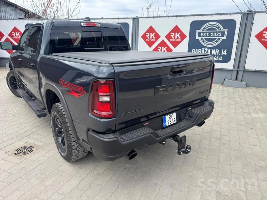 Pelēks Dodge RAM 2025 Jelgava, ar dzinēja tilpumu 3.00 L un nobraukumu 10 tūkst. km par 77440 €, foto 14 vietnē AUTOMOTO.COM.LV