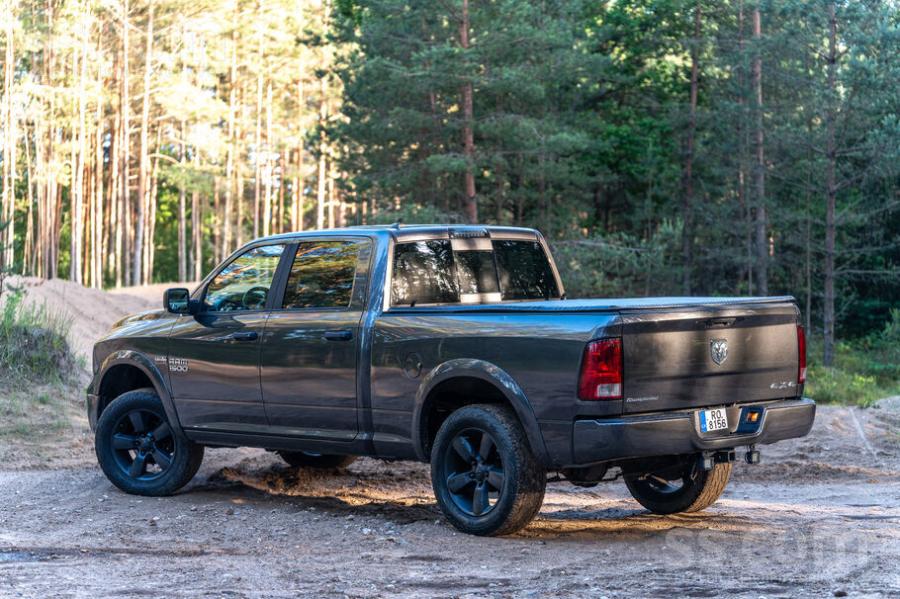 Grey Dodge RAM 2015 in Riga, with an engine capacity of 5.70 L and mileage of 245 thousand km for 18000 €, photo 5 on AUTOMOTO.COM.LV