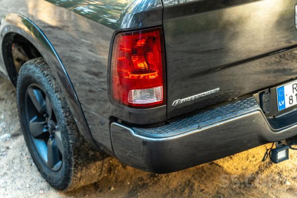 Pelēks Dodge RAM 2015 Rīga, ar dzinēja tilpumu 5.70 L un nobraukumu 245 tūkst. km par 18000 €, foto 6 vietnē AUTOMOTO.COM.LV