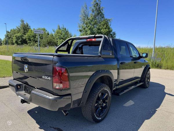 Pelēks Dodge RAM 2018 Klaipėda, ar dzinēja tilpumu 5.65 L un nobraukumu 90 tūkst. km par 31460 €, foto 3 vietnē AUTOMOTO.COM.LV