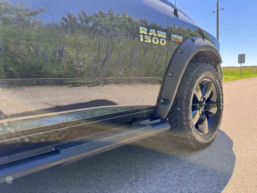 Pelēks Dodge RAM 2018 Klaipėda, ar dzinēja tilpumu 5.65 L un nobraukumu 90 tūkst. km par 31460 €, foto 8 vietnē AUTOMOTO.COM.LV