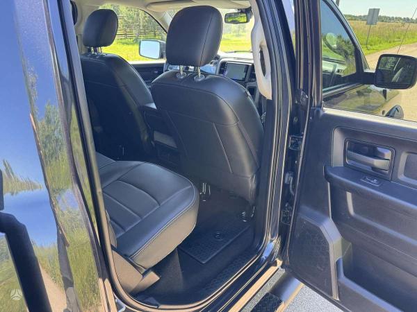 Pelēks Dodge RAM 2018 Klaipėda, ar dzinēja tilpumu 5.65 L un nobraukumu 90 tūkst. km par 31460 €, foto 9 vietnē AUTOMOTO.COM.LV
