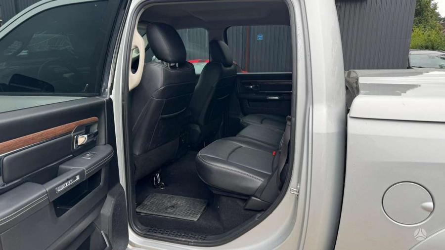 Grey Dodge RAM 2018 in Ukmerge, with an engine capacity of 3.00 L and mileage of 161 thousand km for 14999 €, photo 19 on AUTOMOTO.COM.LV