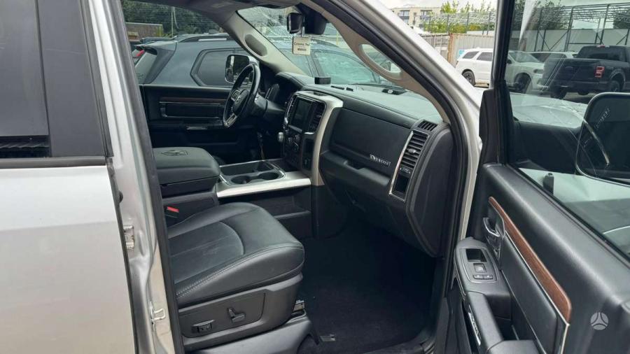 Grey Dodge RAM 2018 in Ukmerge, with an engine capacity of 3.00 L and mileage of 161 thousand km for 14999 €, photo 21 on AUTOMOTO.COM.LV