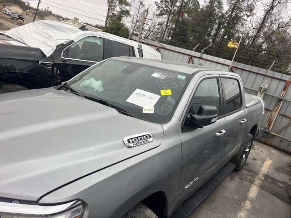 Grey Dodge RAM 2019 in Ukmerge, with an engine capacity of 5.65 L and mileage of 99 thousand km for 17999 €, photo 4 on AUTOMOTO.COM.LV