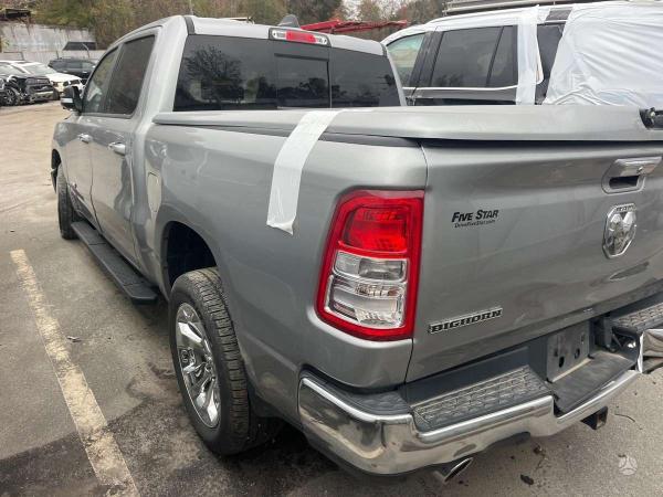Grey Dodge RAM 2019 in Ukmerge, with an engine capacity of 5.65 L and mileage of 99 thousand km for 17999 €, photo 8 on AUTOMOTO.COM.LV