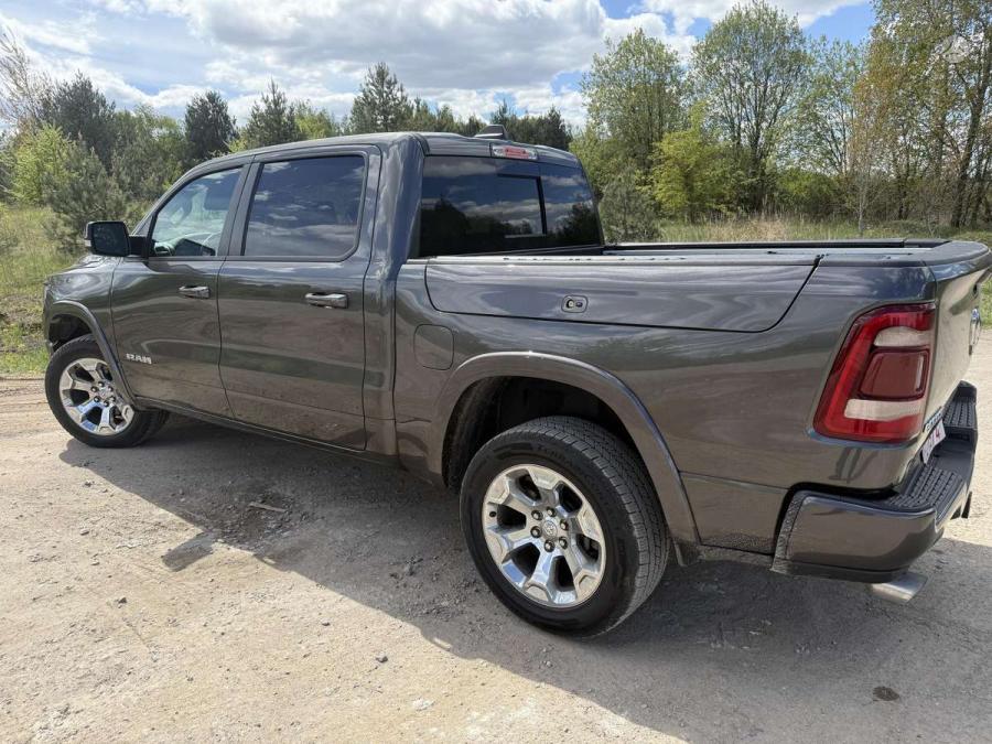 Grey Dodge RAM 2019 in Vilnius, with an engine capacity of 5.70 L and mileage of 158 thousand km for 37000 €, photo 3 on AUTOMOTO.COM.LV