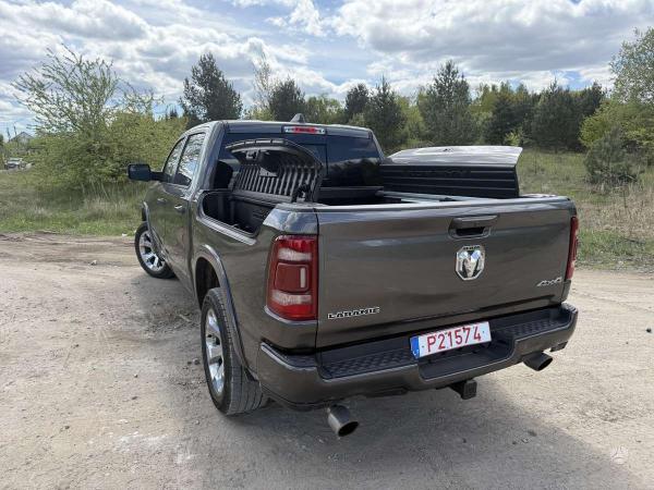 Grey Dodge RAM 2019 in Vilnius, with an engine capacity of 5.70 L and mileage of 158 thousand km for 37000 €, photo 4 on AUTOMOTO.COM.LV